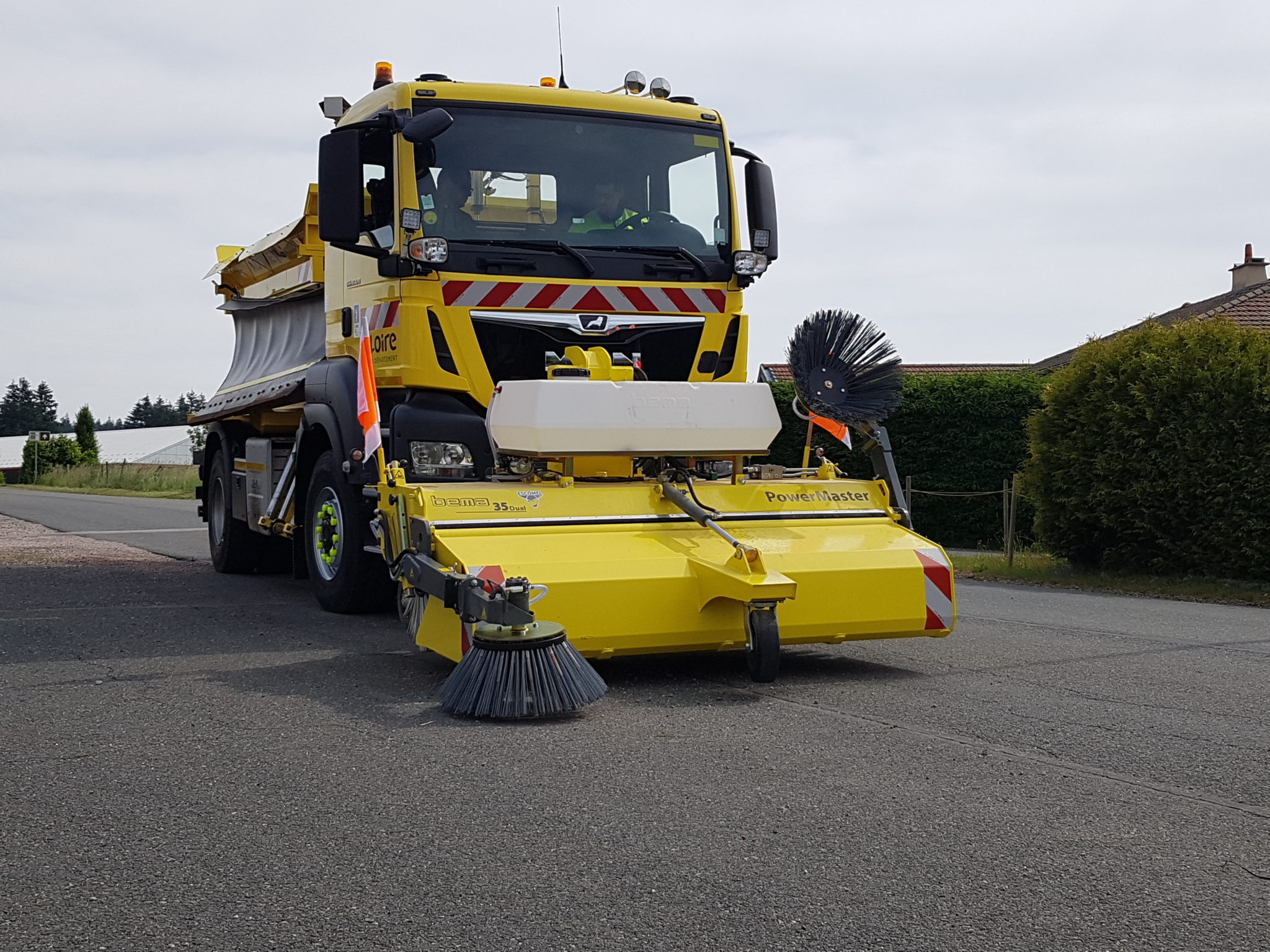 Bema 35 dual, balayeuse tractée, balayeuse industrielle: Escomel